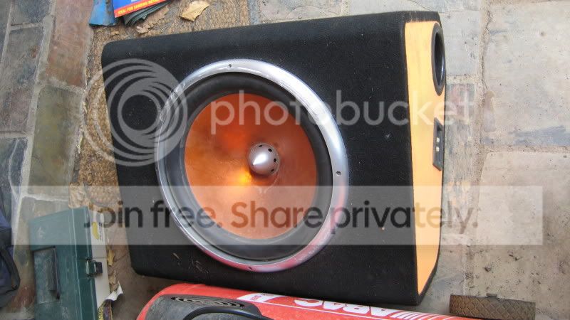 [VIC] - cadence 15" sub in box $170 | Just Commodores